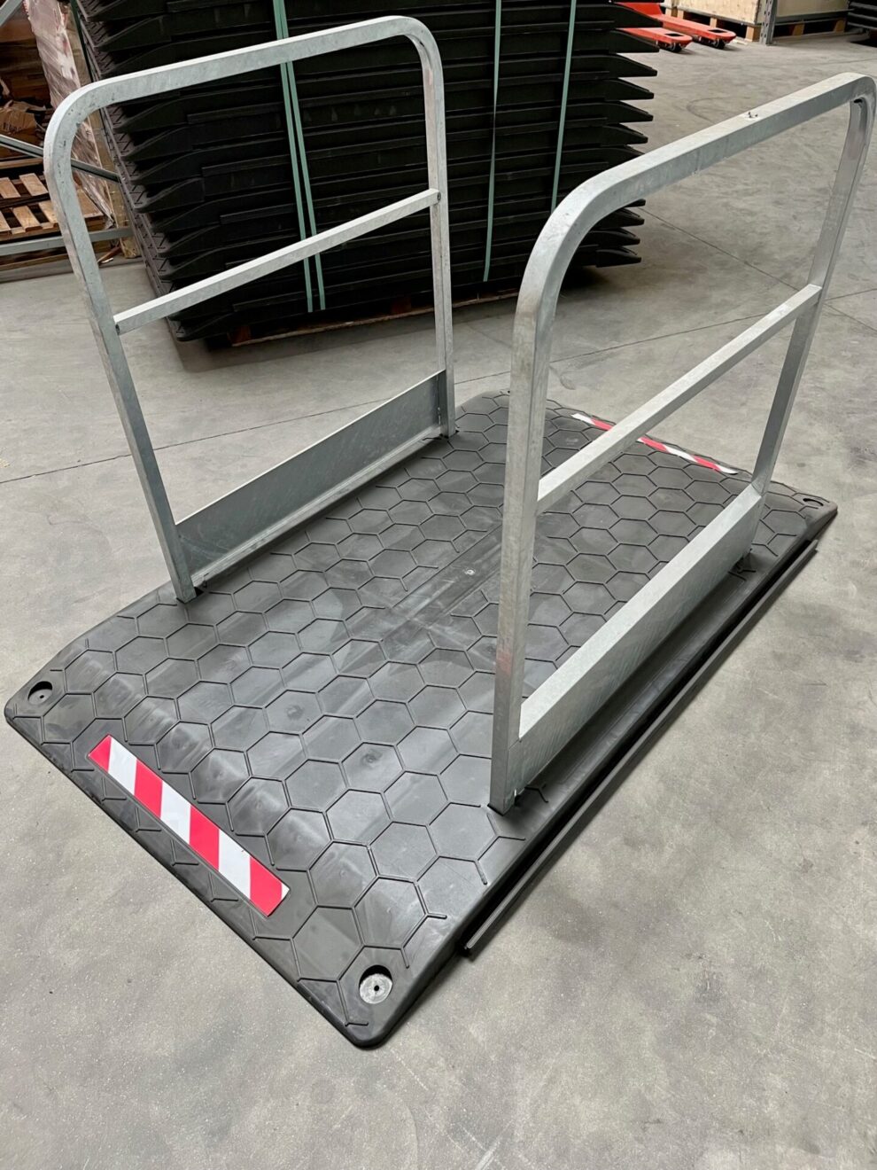 Loopbrug in kunststof +/- 1650 x 1025 x 80 mm met 2 galva leuningen ...